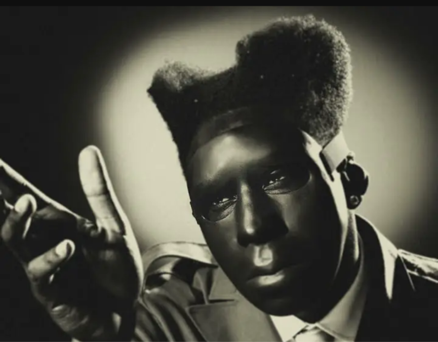 Photo: Drake Poses With Hot Pepper Sauce Supposedly Used By Instagram ...