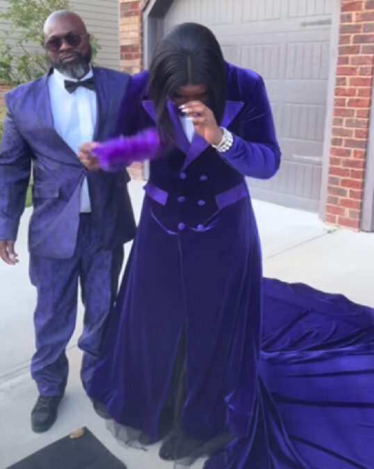 Photos: Ice Spice & Chappell Roan Dress Tear To Show Fleshy Butts At ...